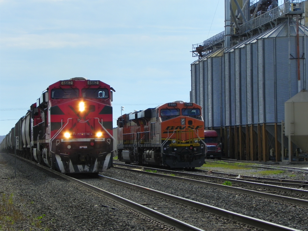FXE ES44AC 4662 & BNSF ES44DC 7489
